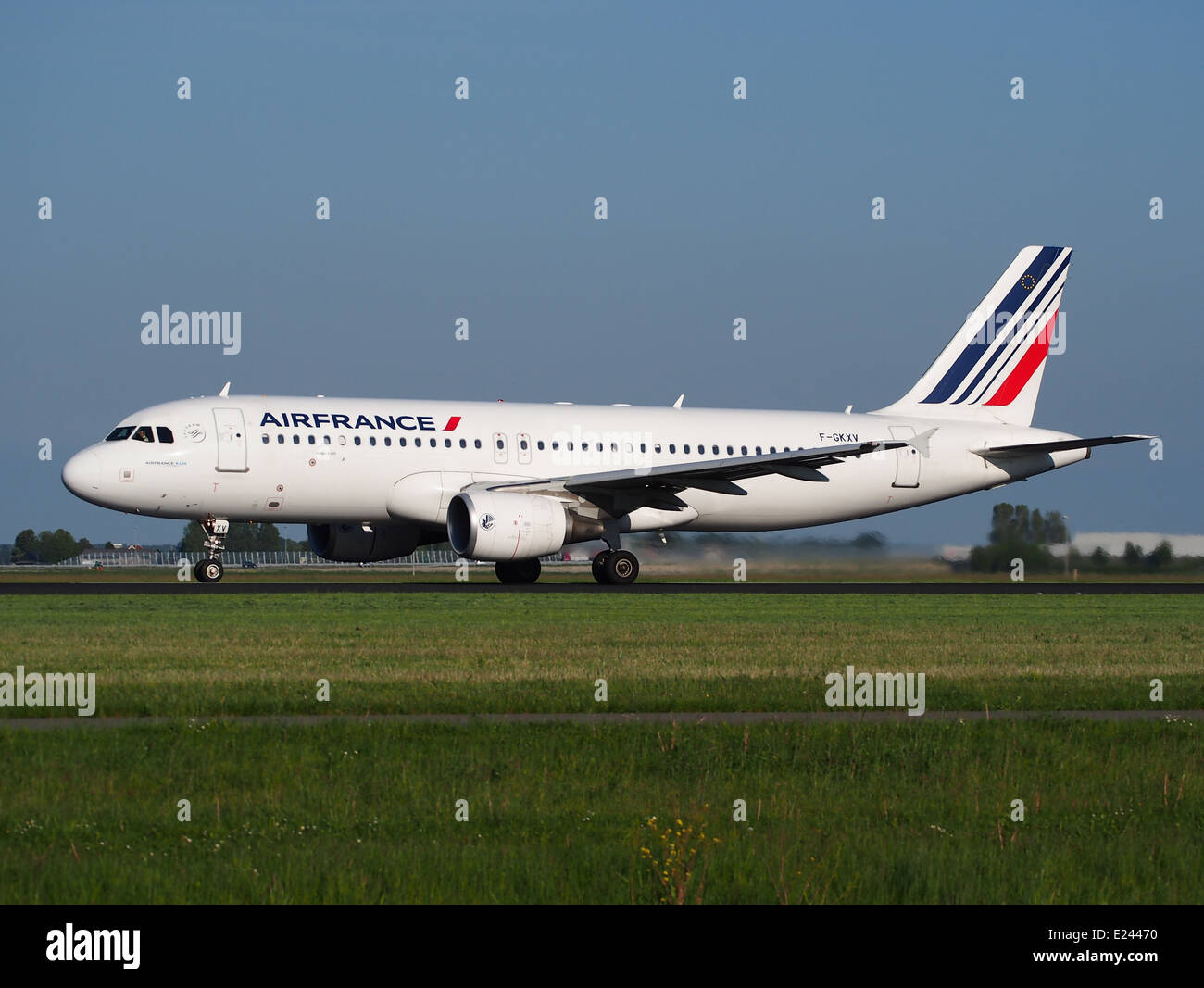 Airbus a320 takeoff from schiphol hi-res stock photography and images ...