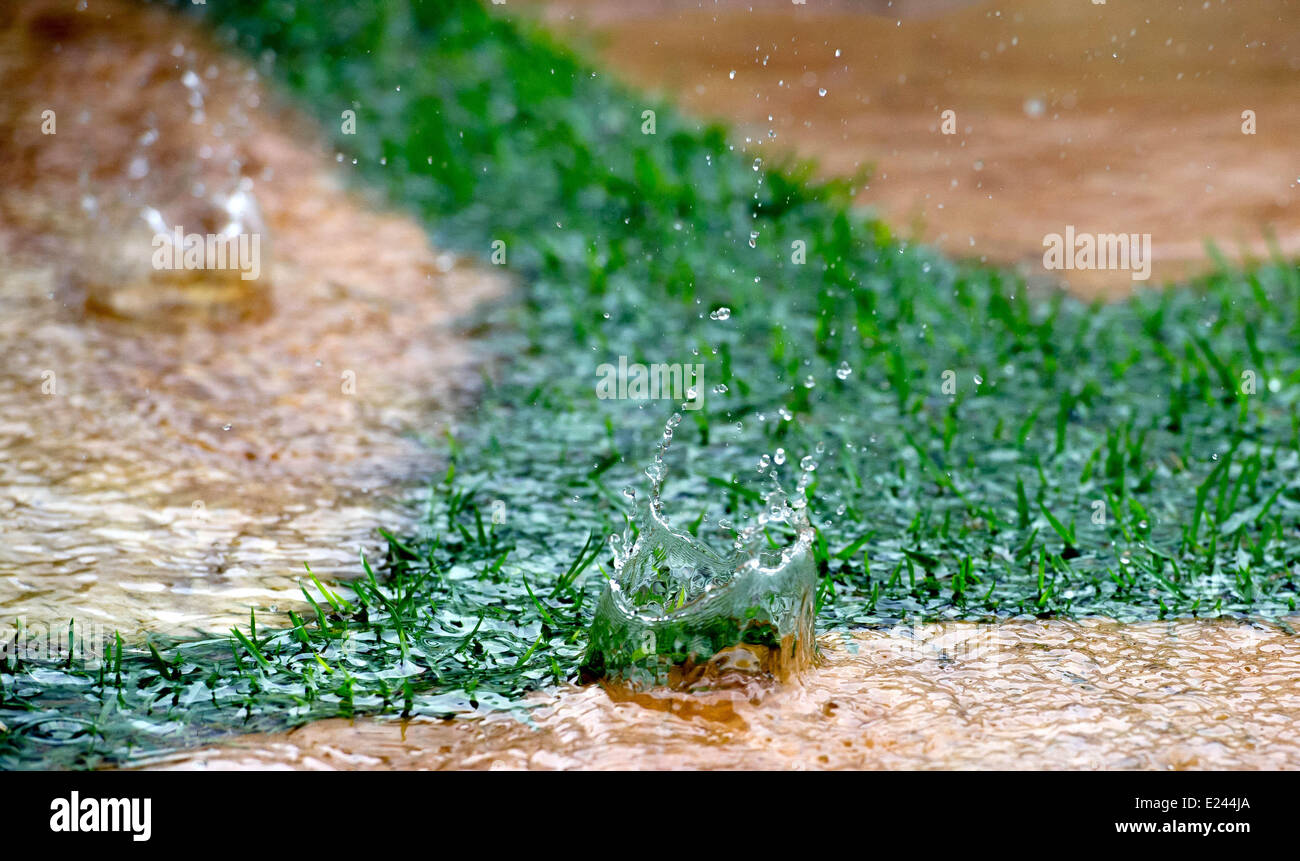 Heavy rain drops falling on hi-res stock photography and images - Alamy