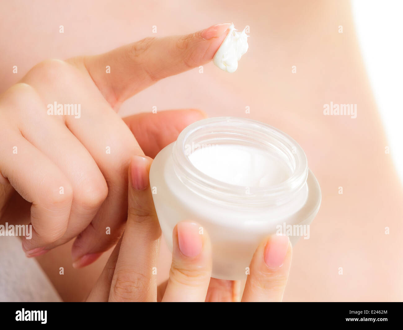 Skin care. Girl applying moisturizing cream Stock Photo - Alamy