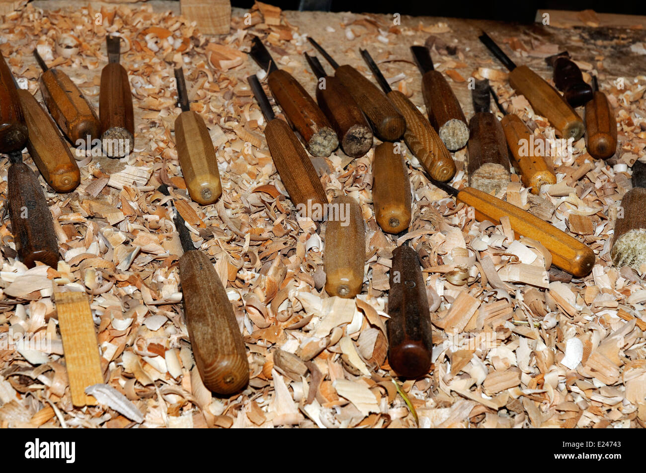 Chisels in sawdust and wood shavings Stock Photo - Alamy