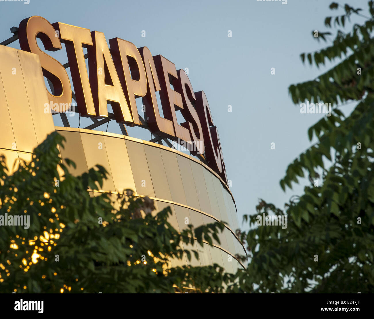 Staples center los angeles exterior hi-res stock photography and images ...