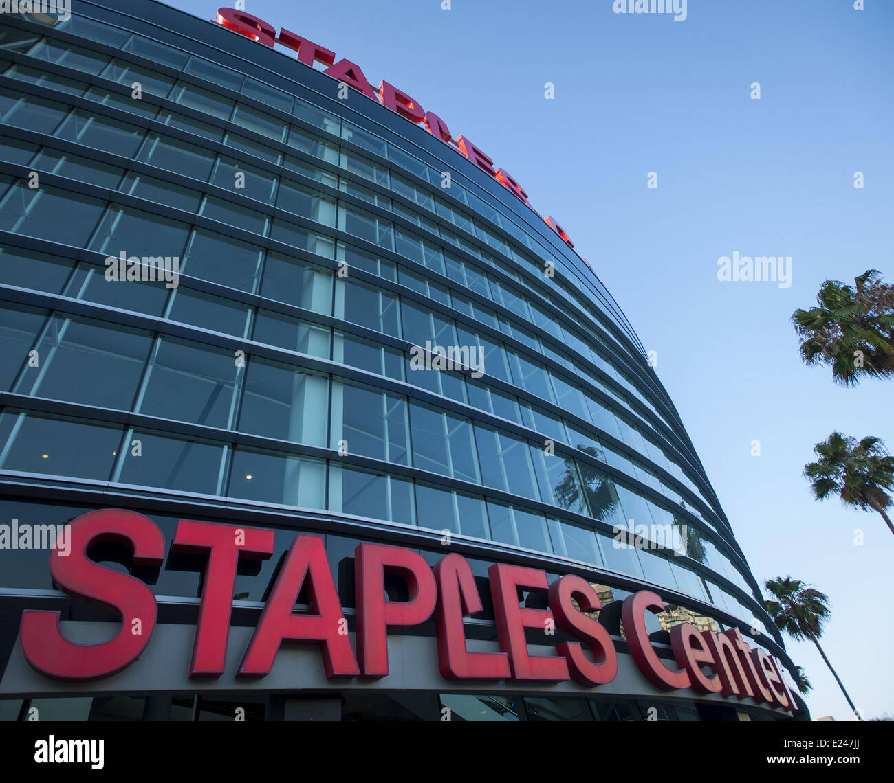 Staples center los angeles exterior hi-res stock photography and images ...
