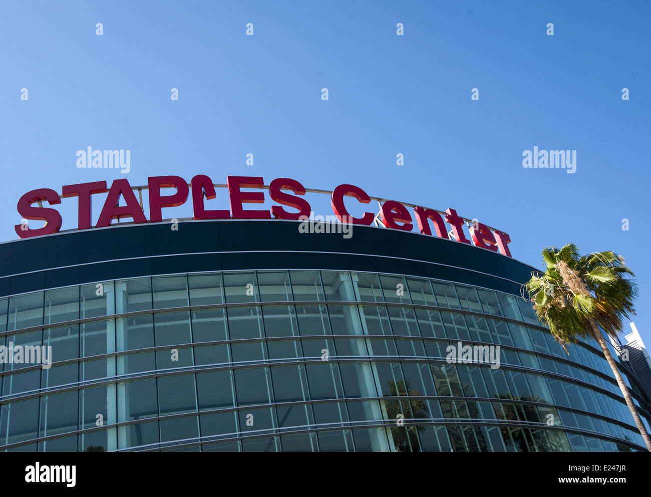 Staples center los angeles exterior hi-res stock photography and images ...