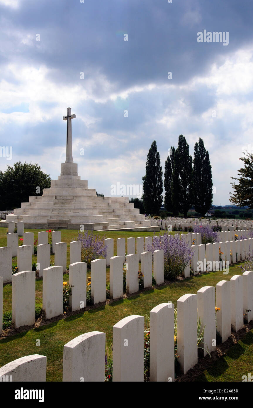 Massed WW1 graves at Tyne Cot Cemetery near Ypres in Belgium Stock ...