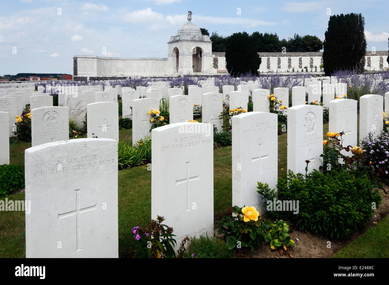 Massed WW1 graves at Tyne Cot Cemetery near Ypres in Belgium Stock ...