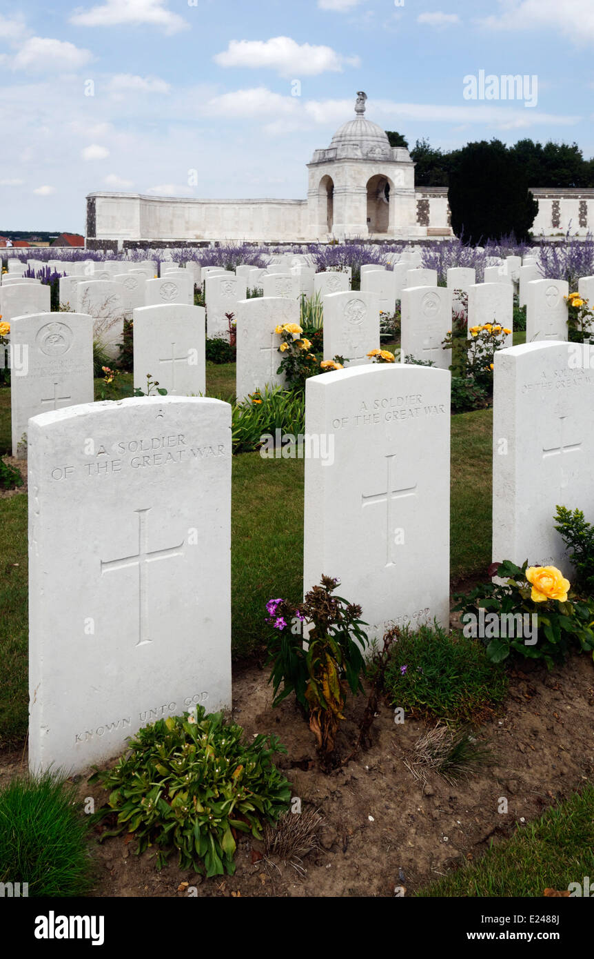 Massed WW1 graves at Tyne Cot Cemetery near Ypres in Belgium Stock ...
