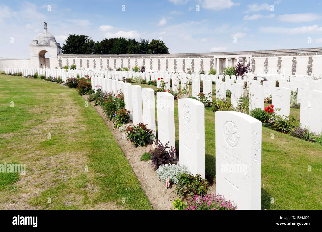Massed WW1 graves at Tyne Cot Cemetery near Ypres in Belgium Stock ...