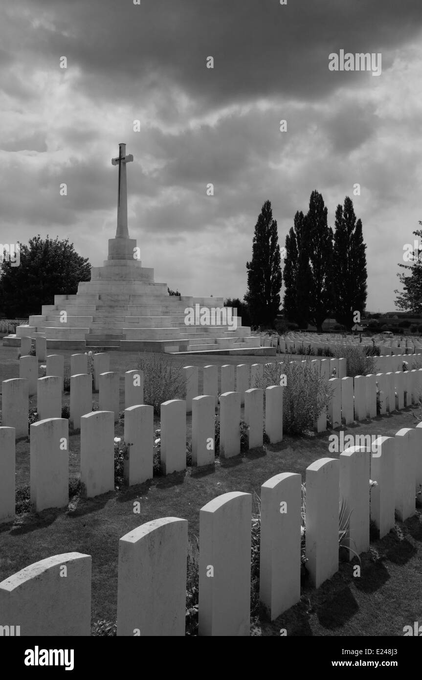Massed WW1 graves at Tyne Cot Cemetery near Ypres in Belgium Stock ...