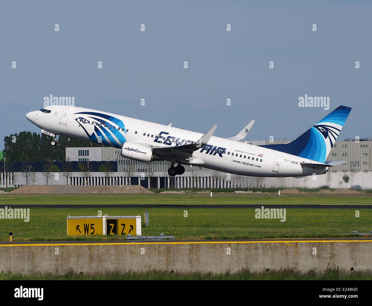 Su gdz egyptair boeing 737 800 takeoff from schiphol ams eham hi-res ...