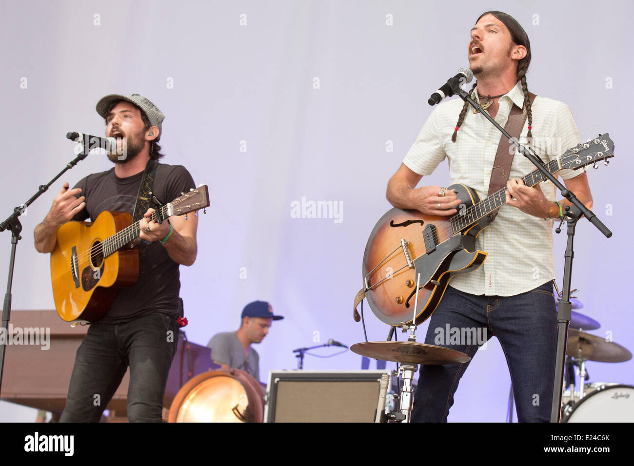 Scott avett and seth avett of the avett brothers hi-res stock ...