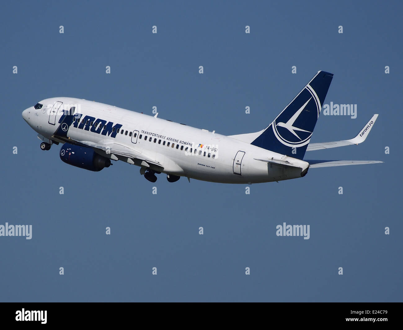 YR-BGI, a TAROM Transporturile Aeriene Romane Boeing 737-700, takes off ...