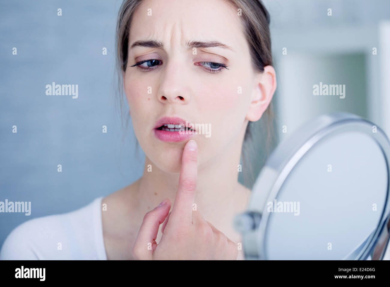 Woman mirror spots hi-res stock photography and images - Alamy