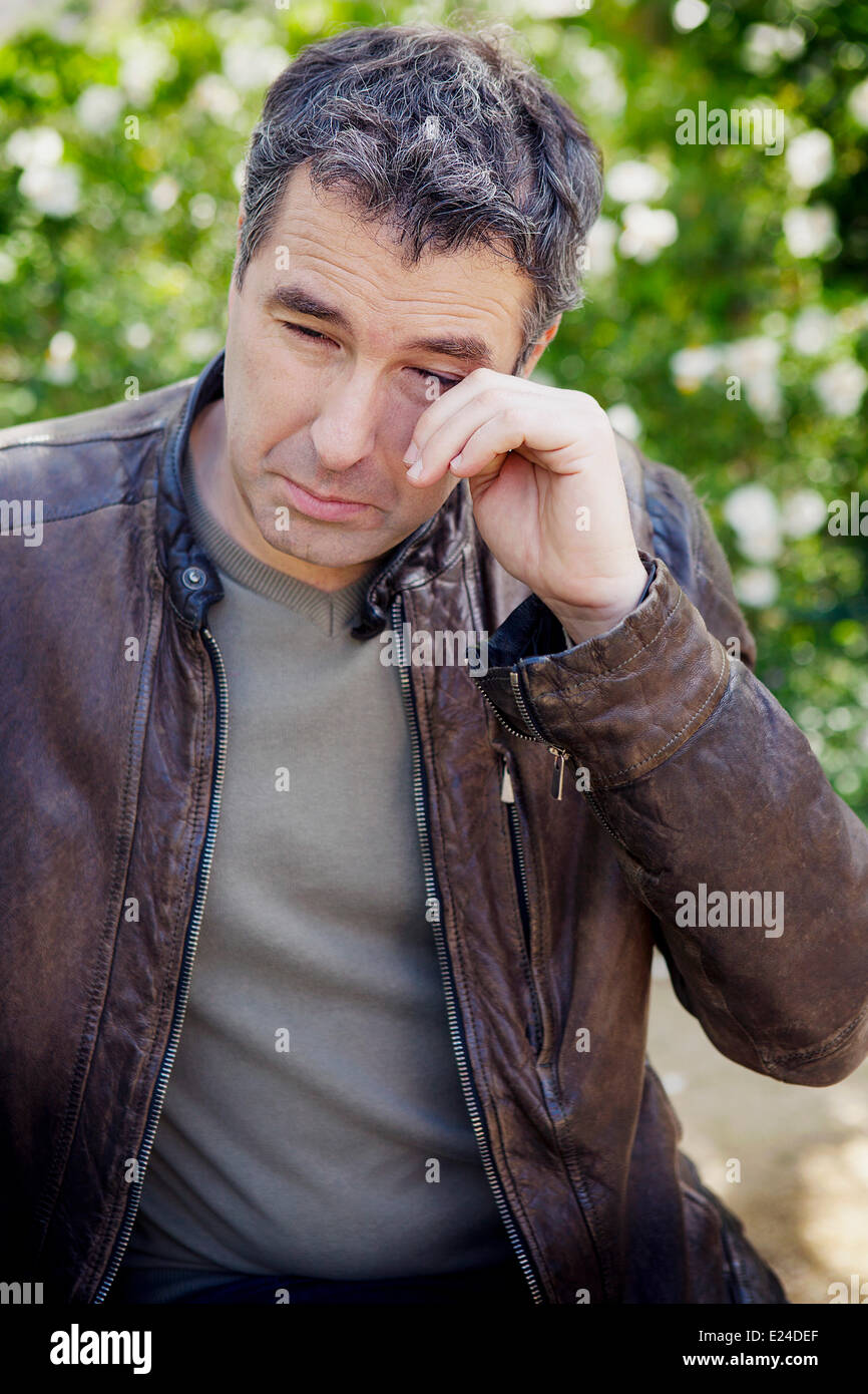 Old man crying hi-res stock photography and images - Alamy