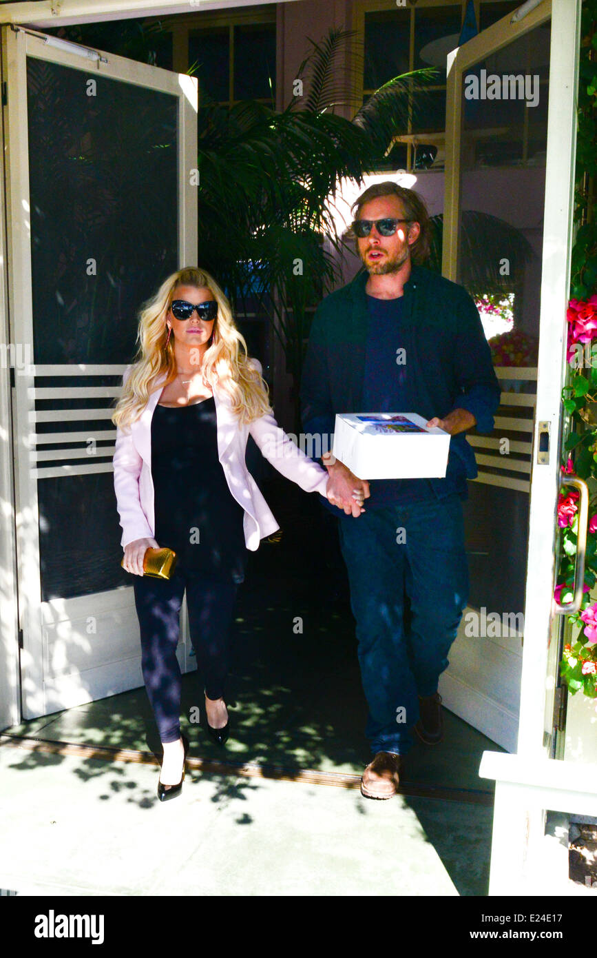 Jessica Simpson and Eric Johnson leaving a restaurant hand in hand ...