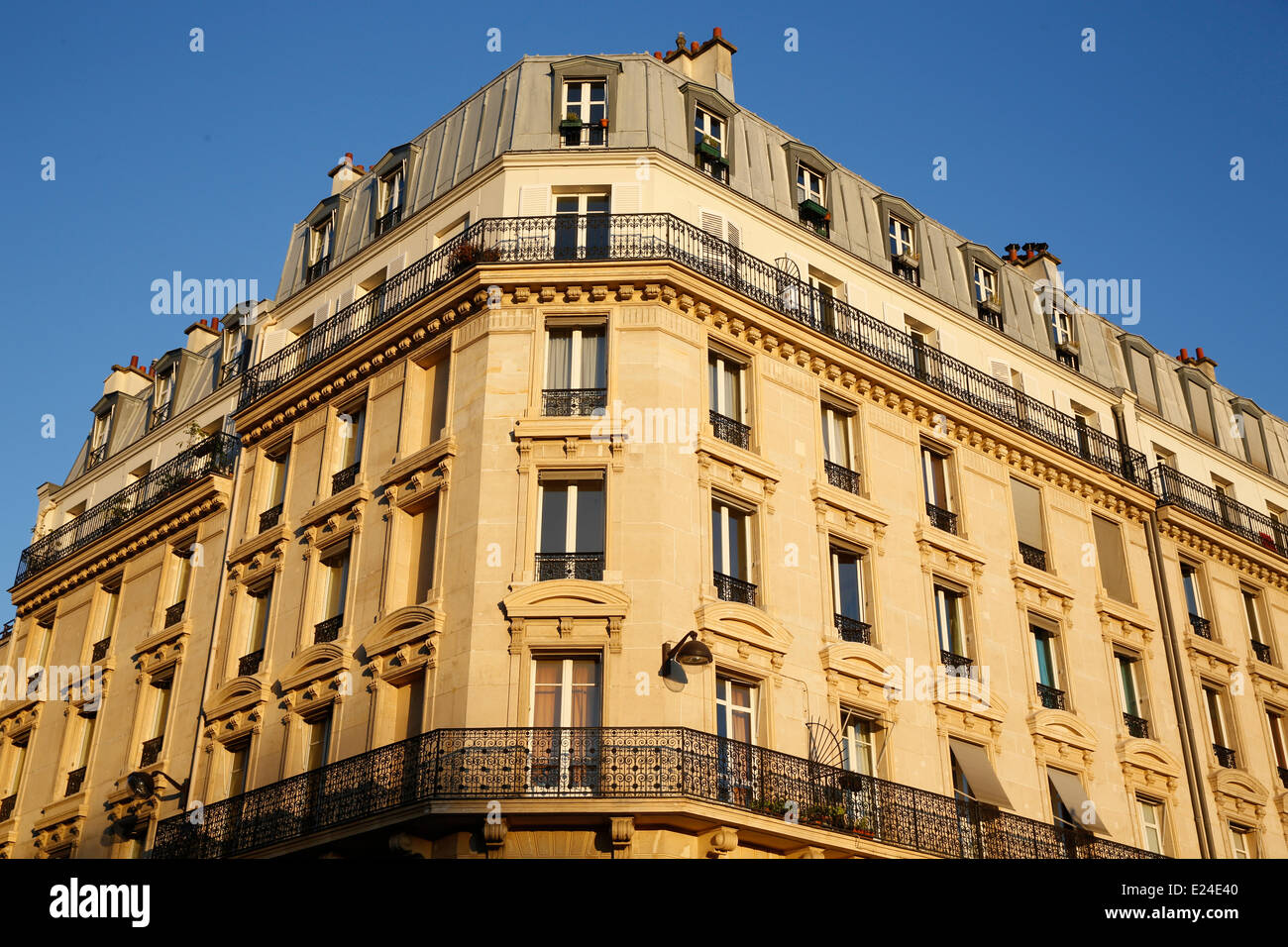 Building in Paris Stock Photo - Alamy