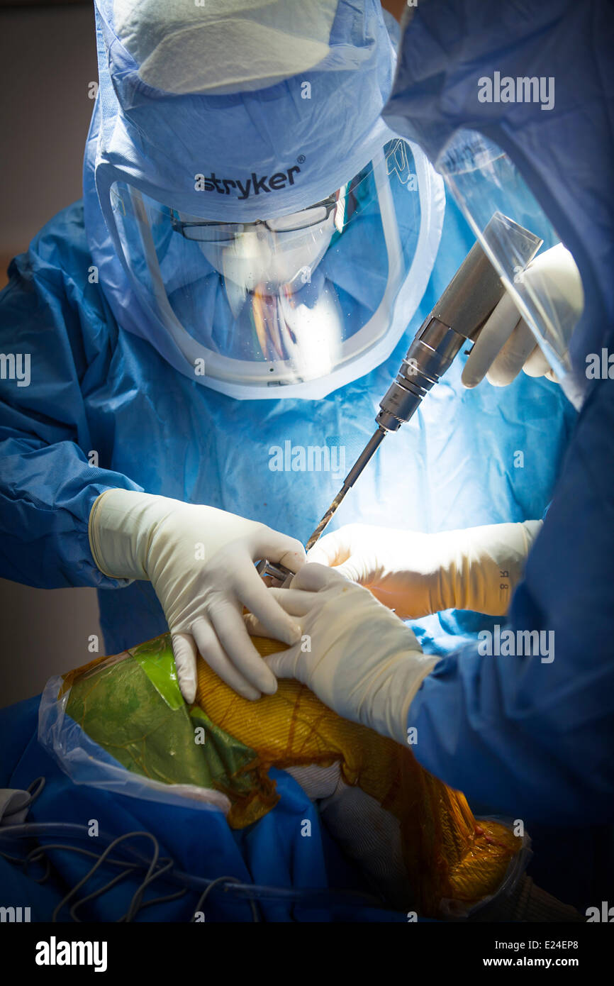 Leg surgery operating theatre hi-res stock photography and images - Alamy
