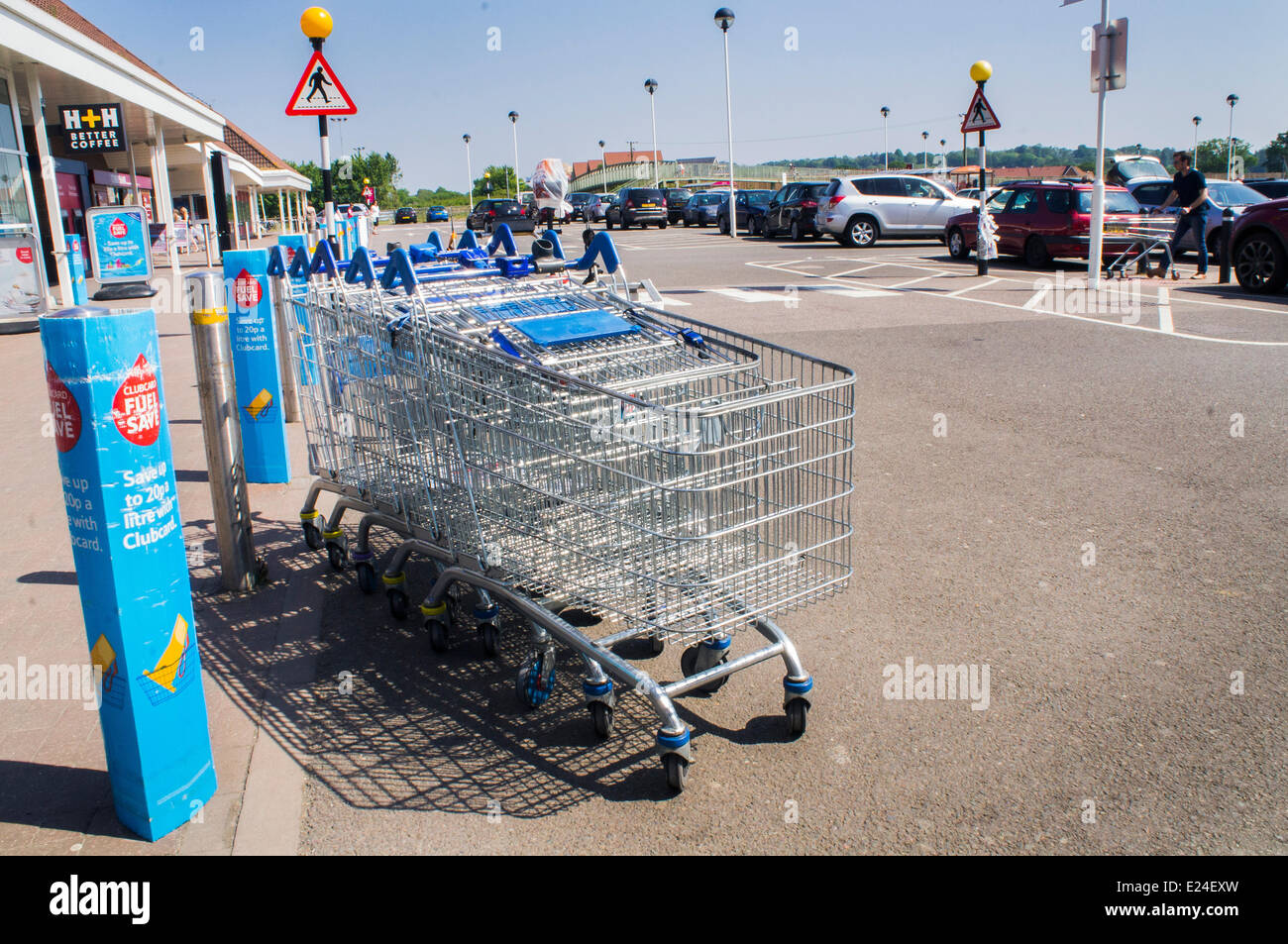 TESCO extra, parking, shop, shopping trolley, cart, Horsham, Sussex ...