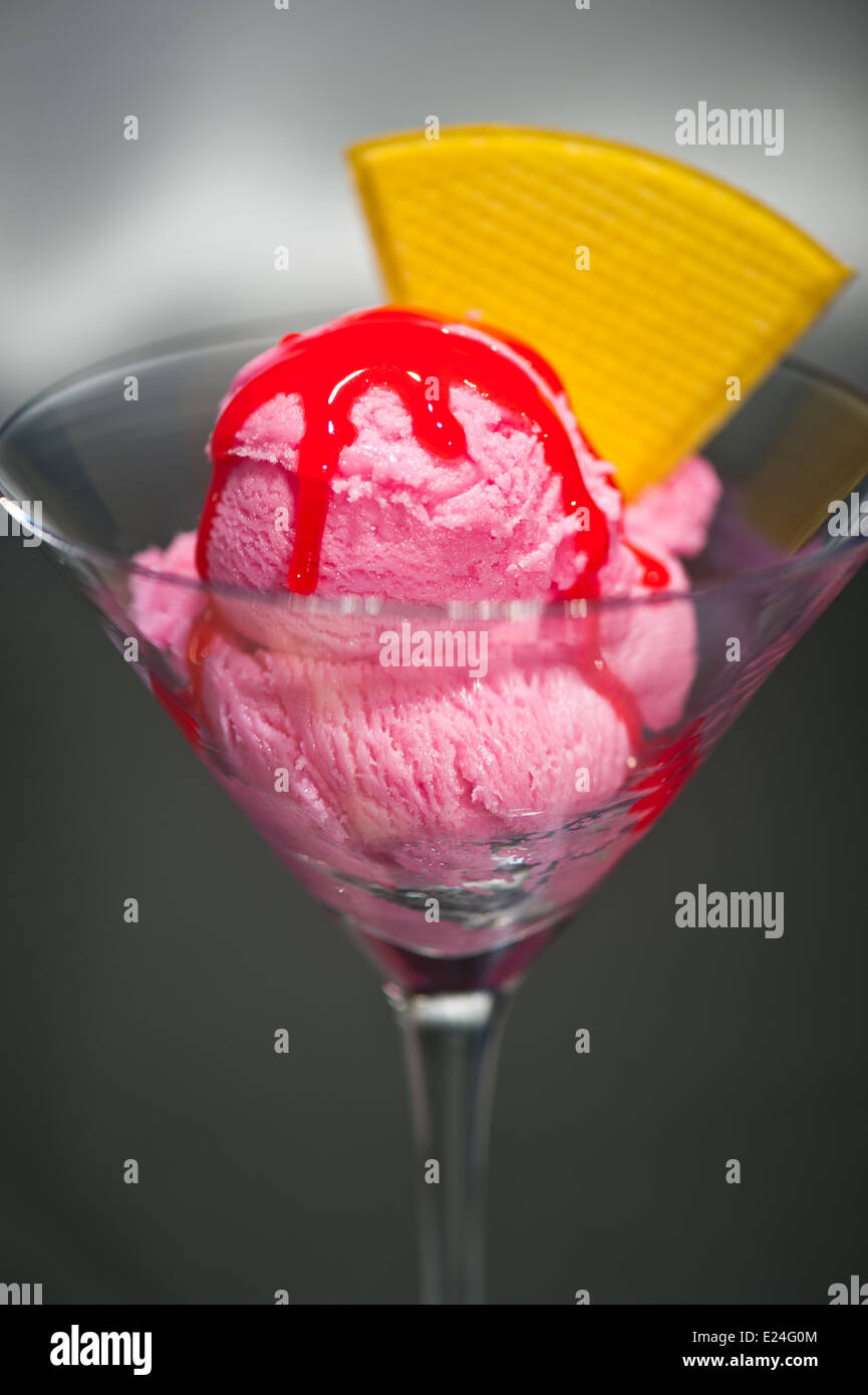 Vanilla ice cream in martini hi-res stock photography and images - Alamy