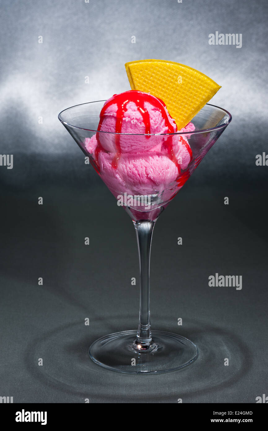 Vanilla ice cream in martini hi-res stock photography and images - Alamy