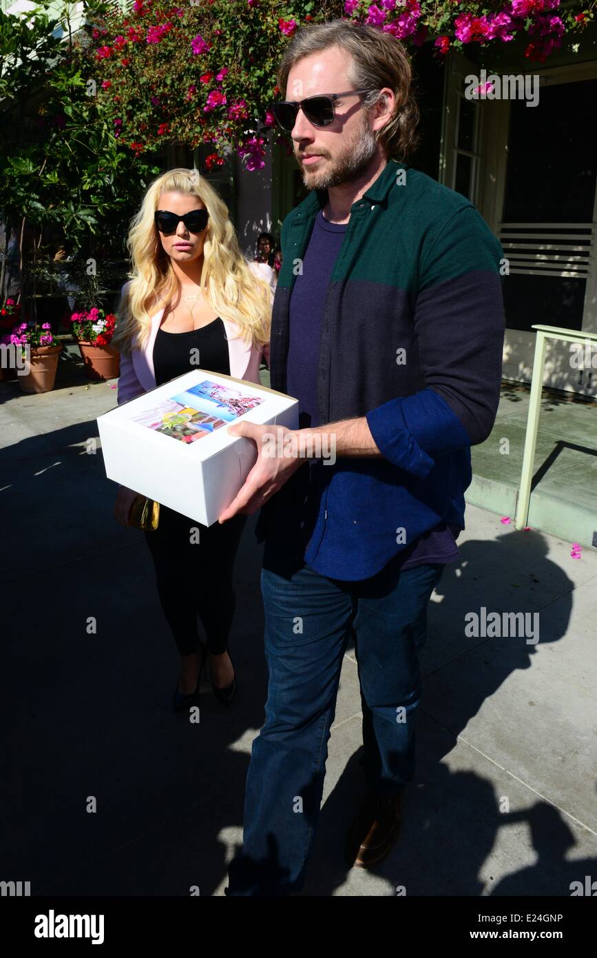 Jessica Simpson and Eric Johnson leaving a restaurant hand in hand ...