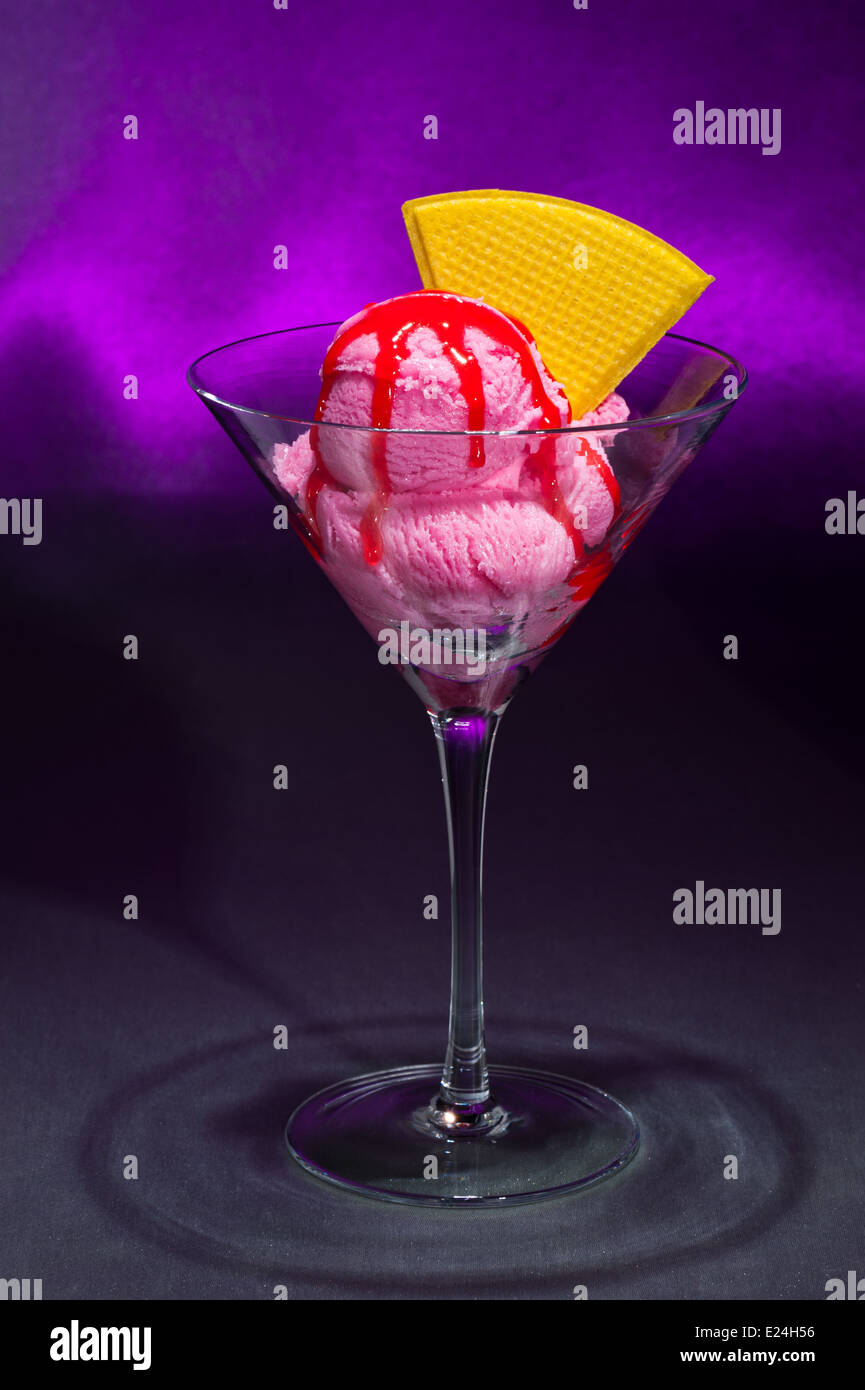Vanilla ice cream in martini hi-res stock photography and images - Alamy
