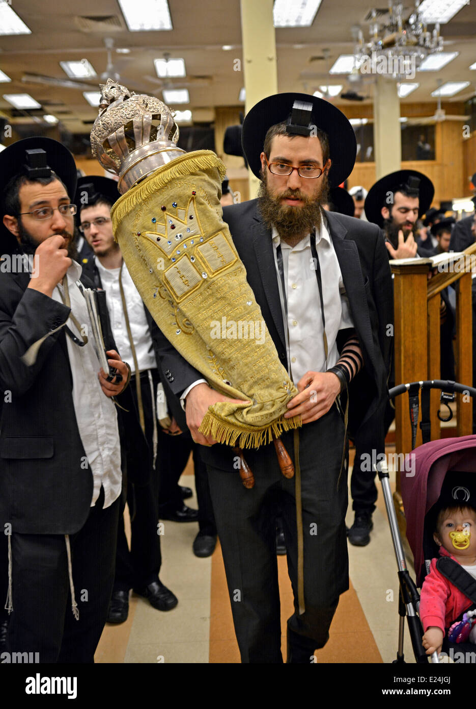Orthodox jews pray synagogue hi-res stock photography and images - Alamy