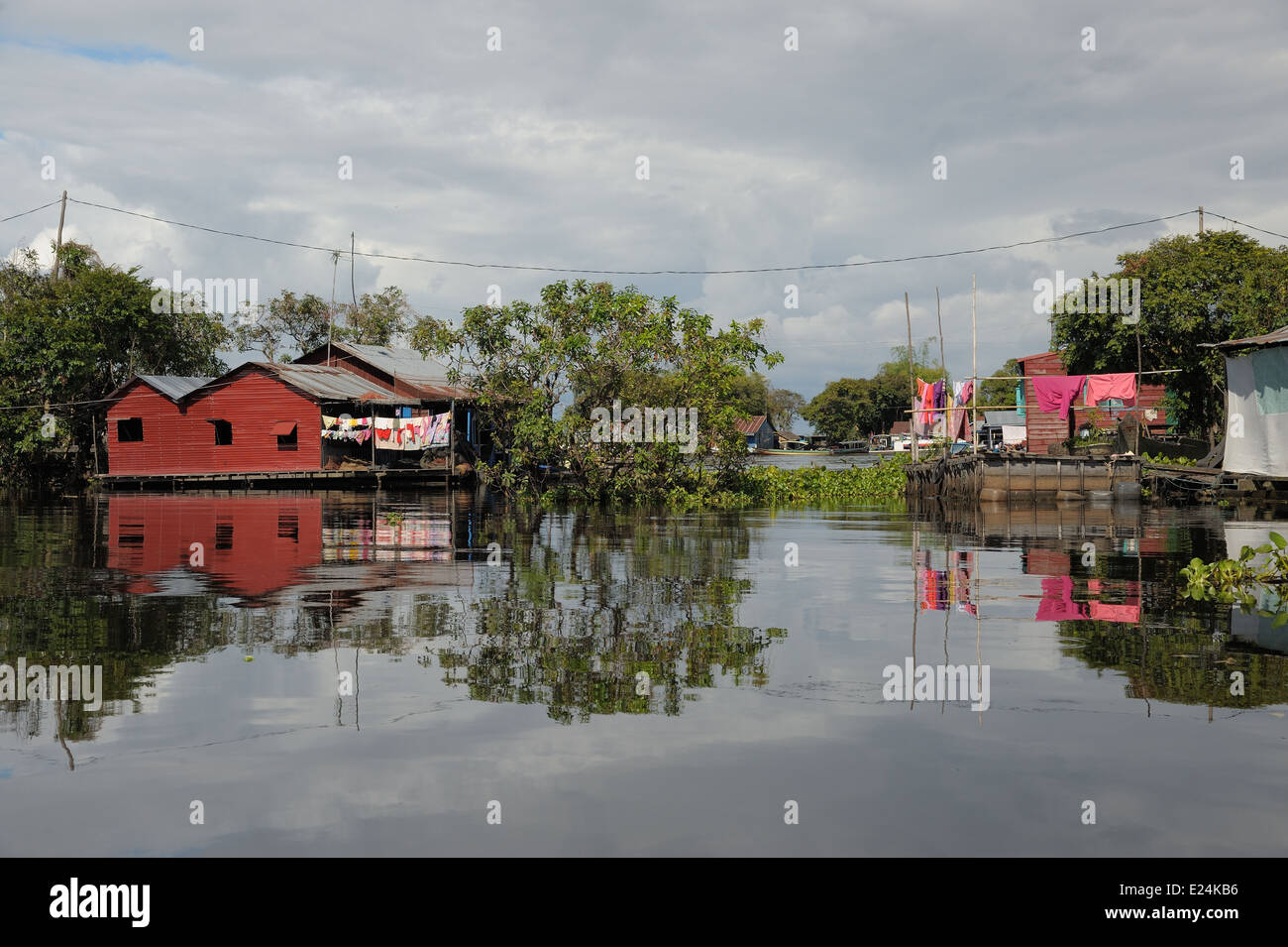 Floating raft house hi-res stock photography and images - Alamy