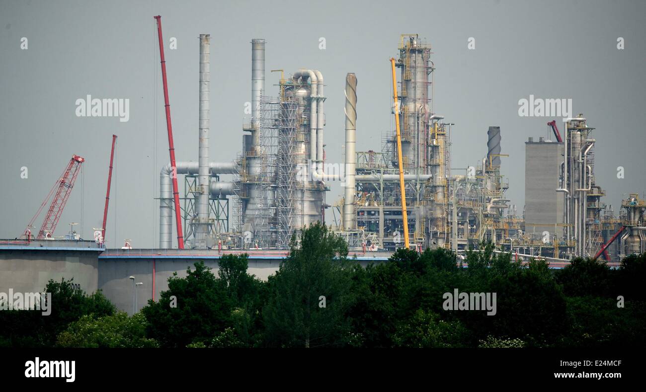 Cranes on the premises of the crude oil refinery of the French ...