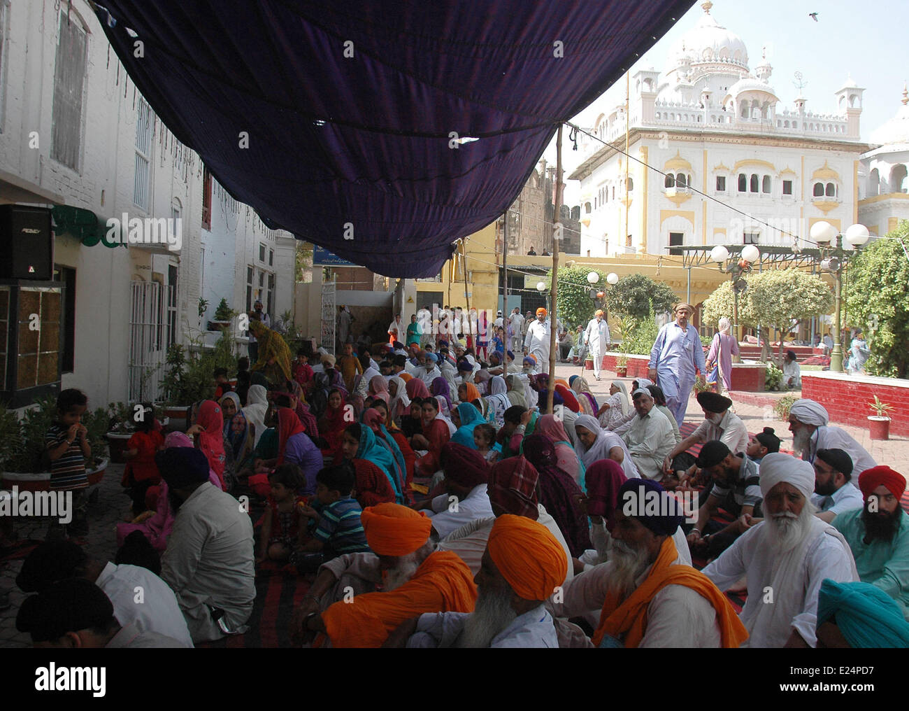 Indian sikh devotees pray hi-res stock photography and images - Alamy