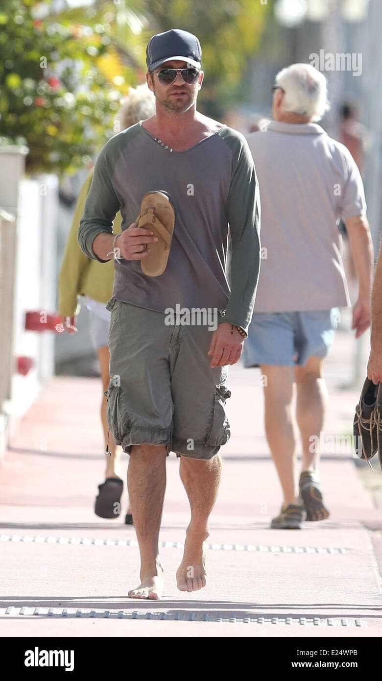 Actor barefoot hi-res stock photography and images - Alamy