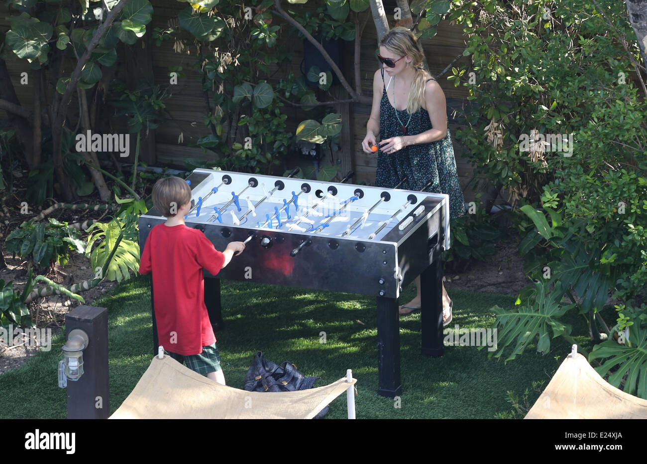 Kate hudson and her son ryder robinson hi-res stock photography and ...