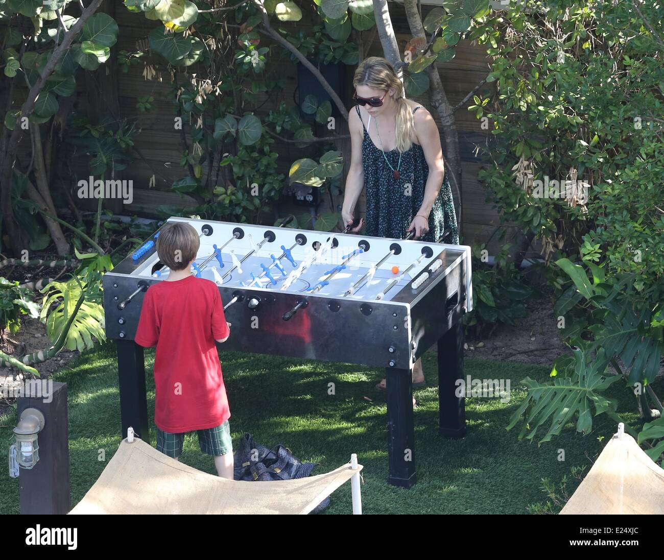 Kate hudson and her son ryder robinson hi-res stock photography and ...