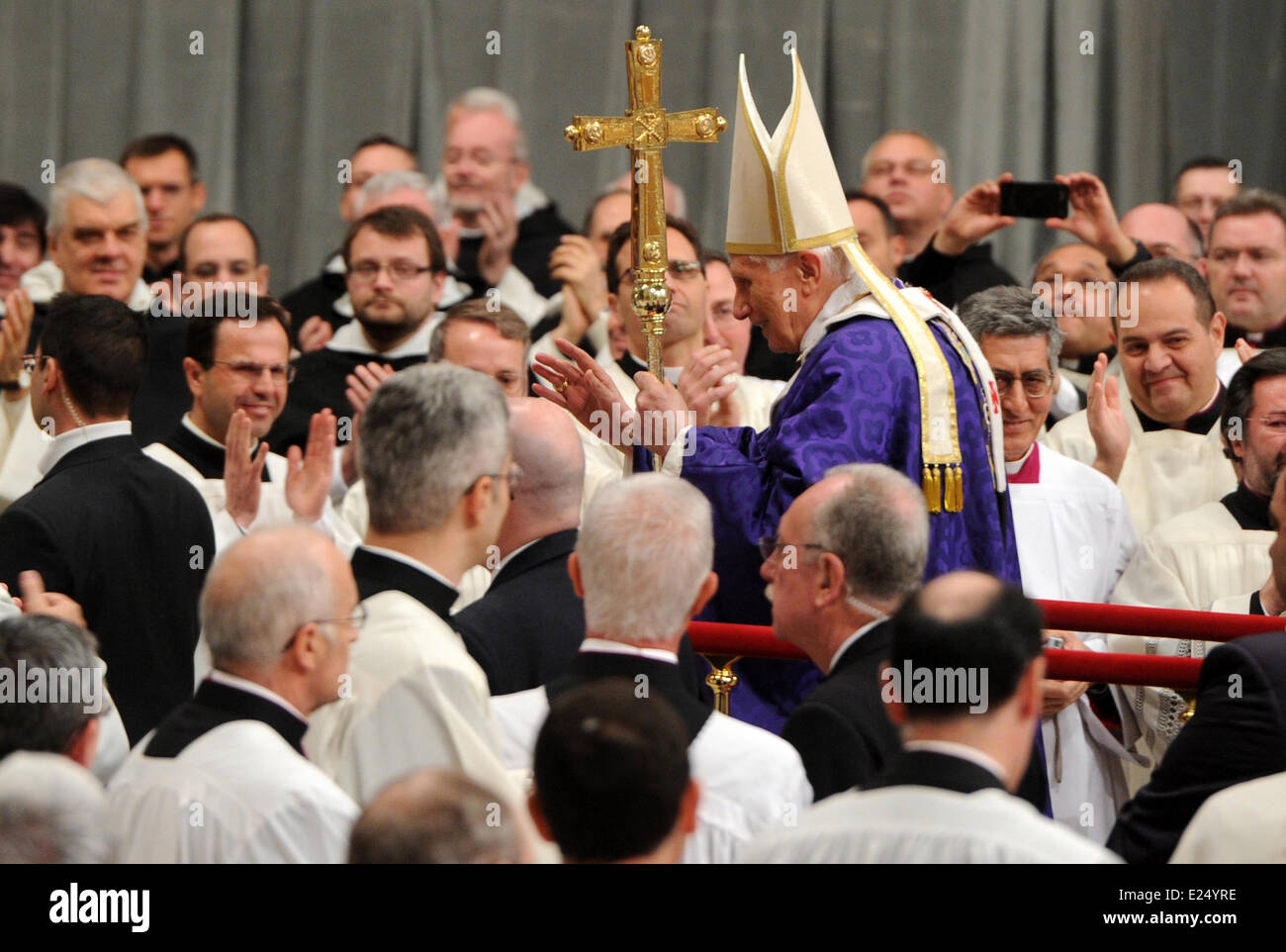 Pope Benedict XVI conducts his final mass at St Peter's Basilica ...