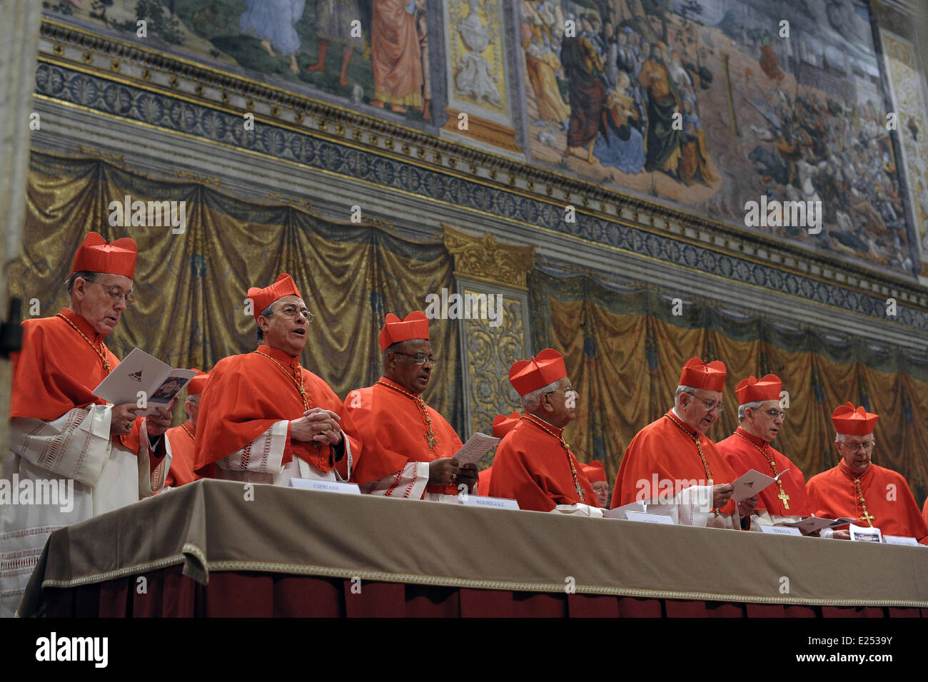 Conclave pope smoke hi-res stock photography and images - Alamy