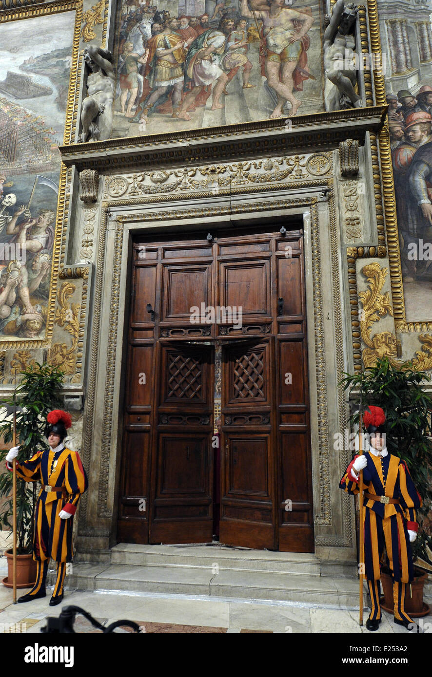 Conclave Pope Smoke High Resolution Stock Photography and Images - Alamy