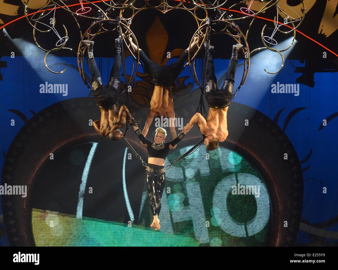 Flying trapeze france hi-res stock photography and images - Alamy
