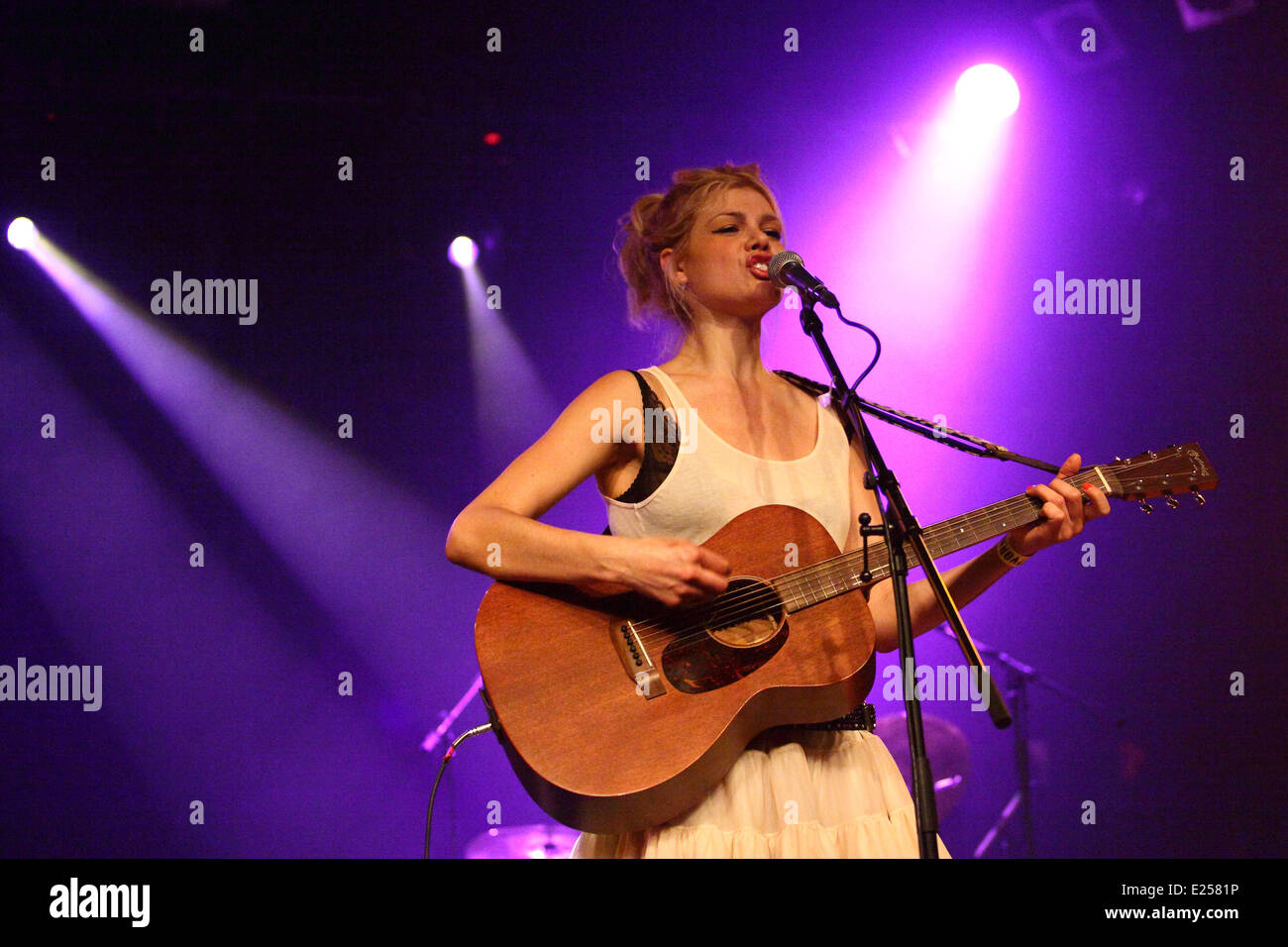 Singer of French bossa nova / lounge band Nouvelle Vague, Nadeah held a ...