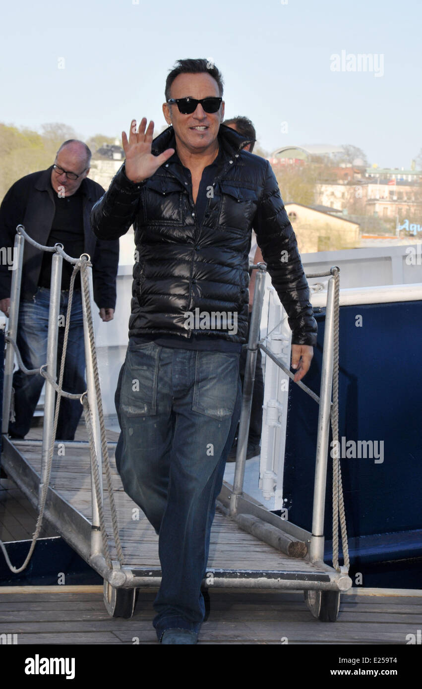 Bruce Springsteen and his crew enjoy a sightseeing tour on a boat in ...