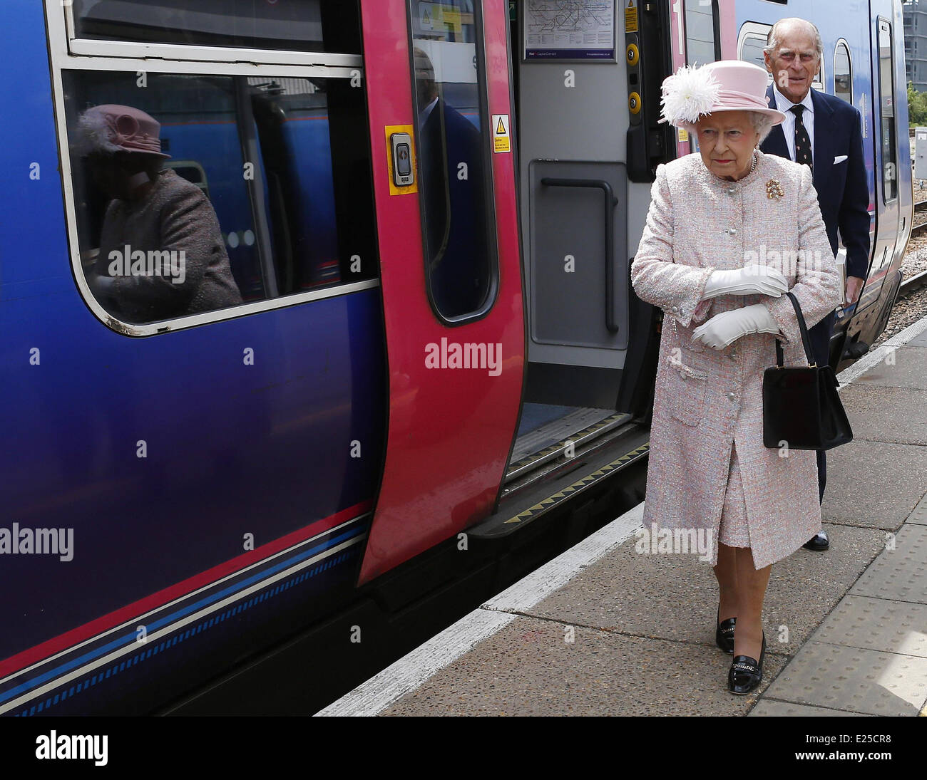 Queen elizabeth ii arrives train hi-res stock photography and images ...