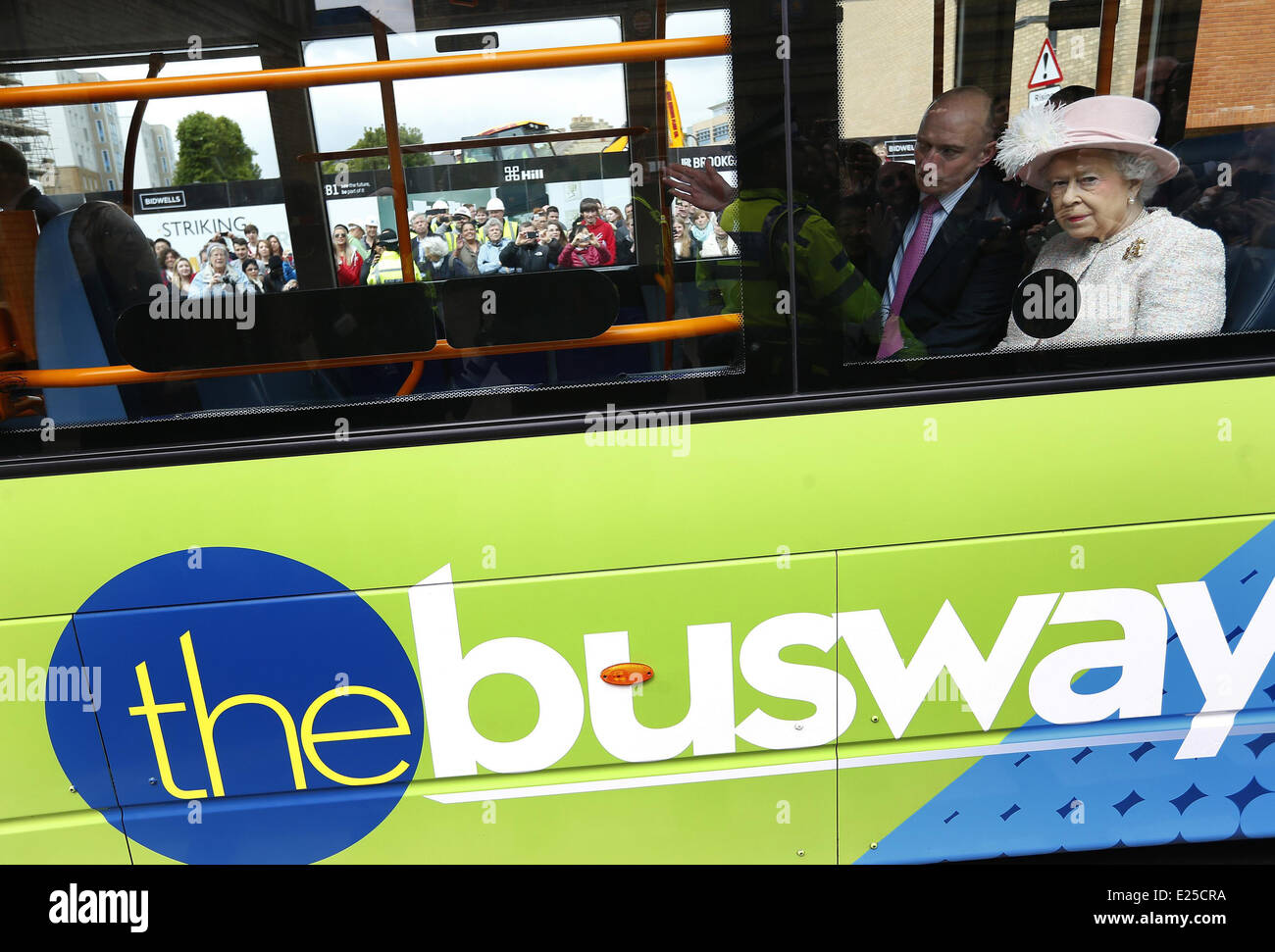Queen elizabeth ii arrives train hi-res stock photography and images ...