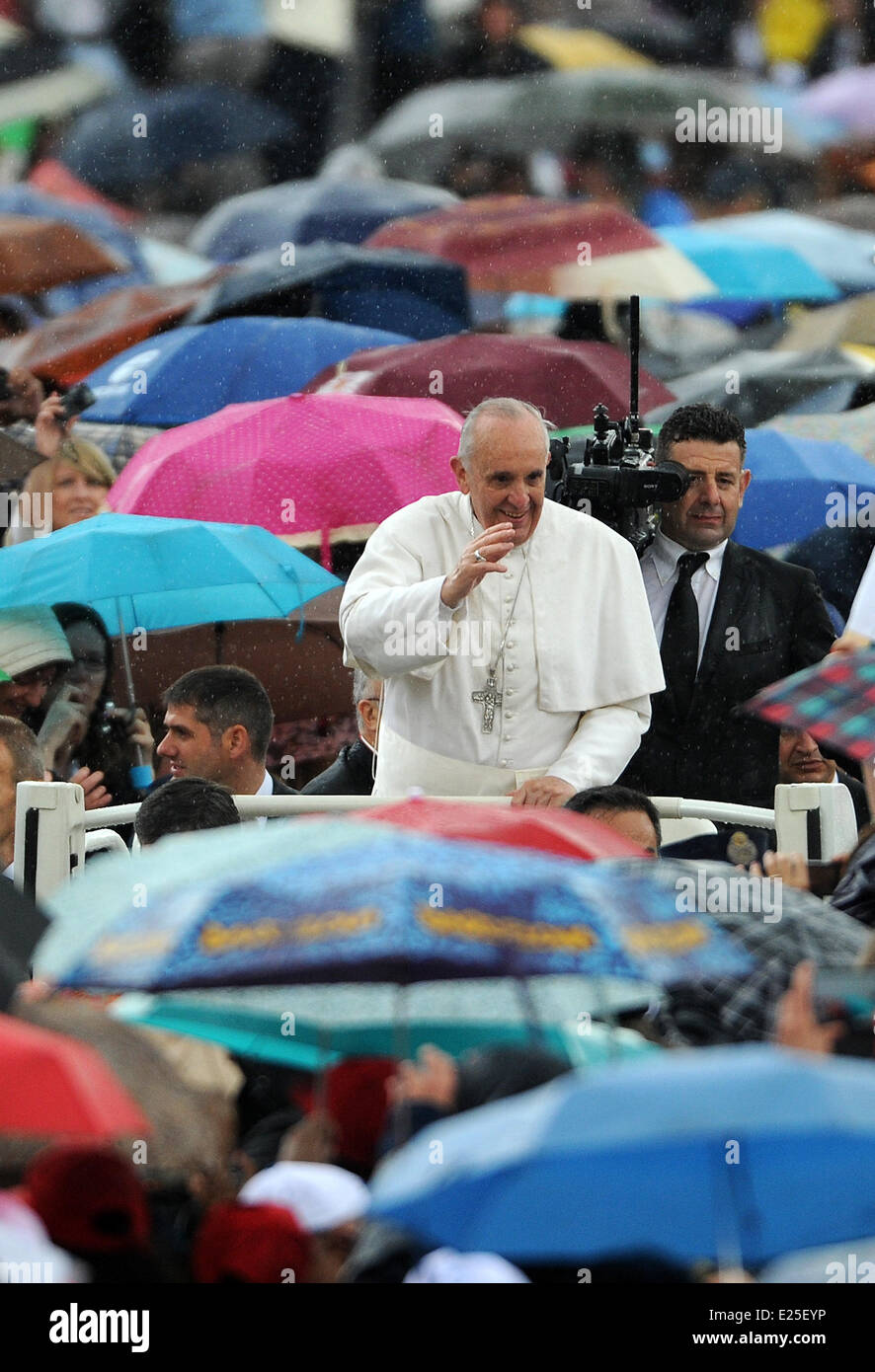 Pope Francis gets soaked as he braves rain to greet crowds during the ...