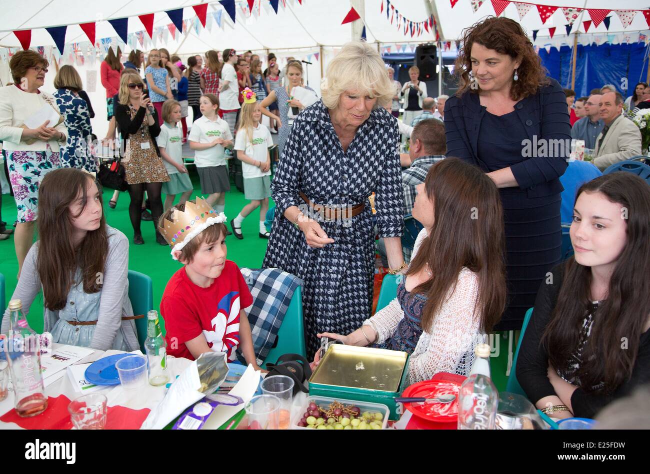 Primary school children talking uk hi-res stock photography and images ...