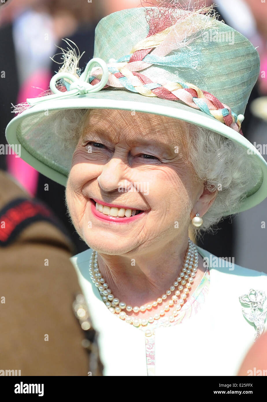 Queen elizabeth ii smile headshot hi-res stock photography and images ...