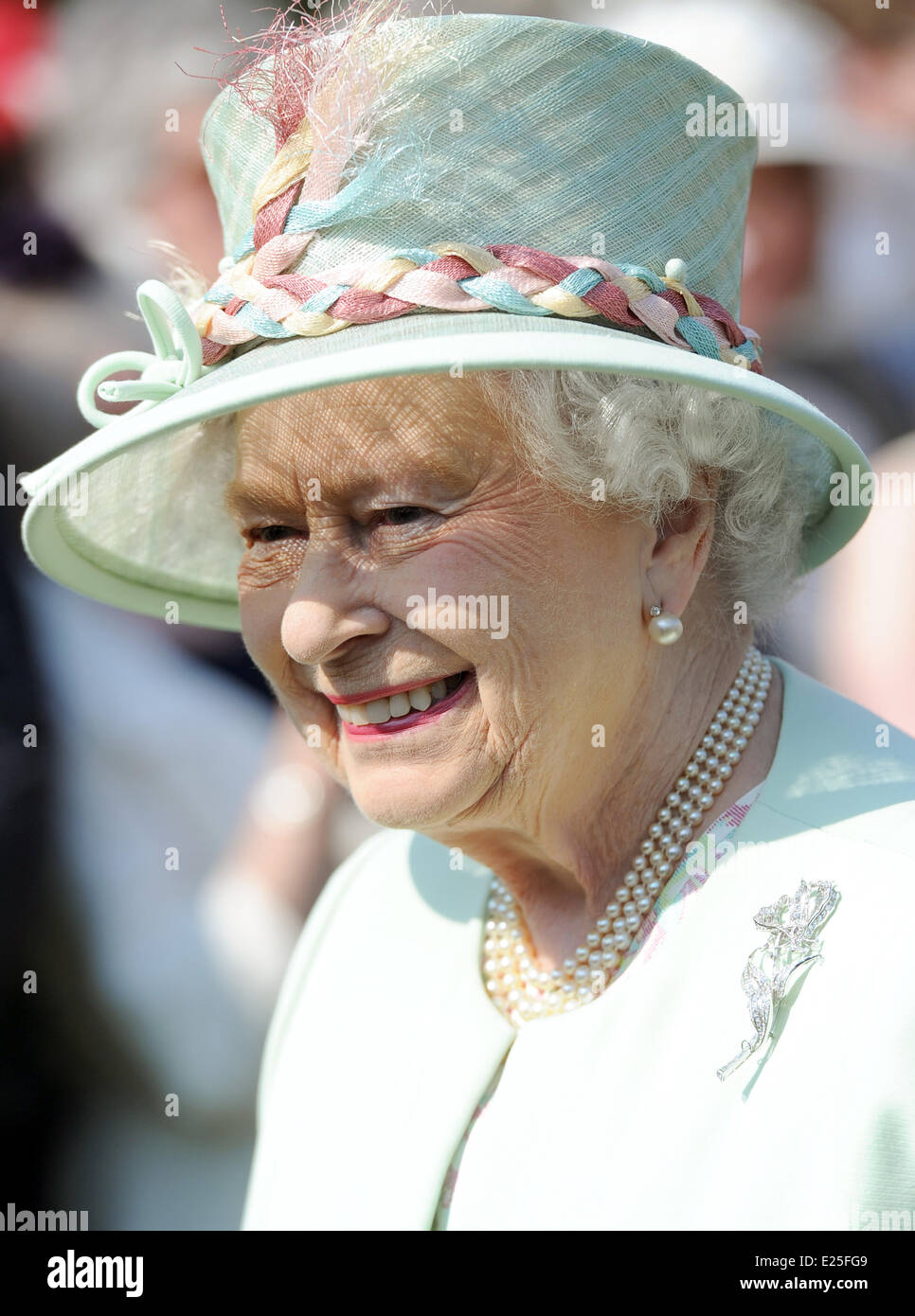 Queen elizabeth ii smile headshot hi-res stock photography and images ...