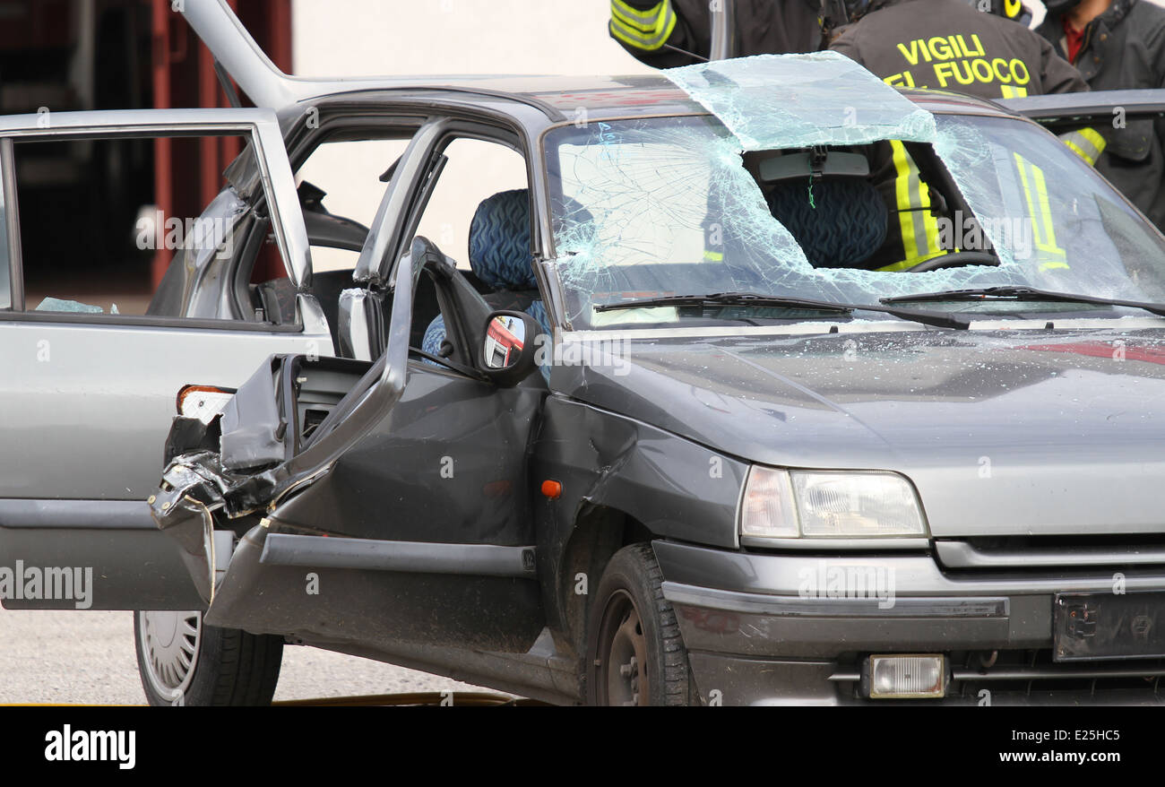 car completely destroyed after the intervention of firefighters to ...