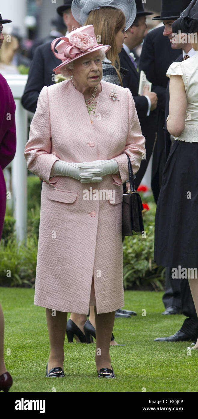 Royal Ascot Day one Featuring: Queen Elizabeth II Where: Ascot, chat ...