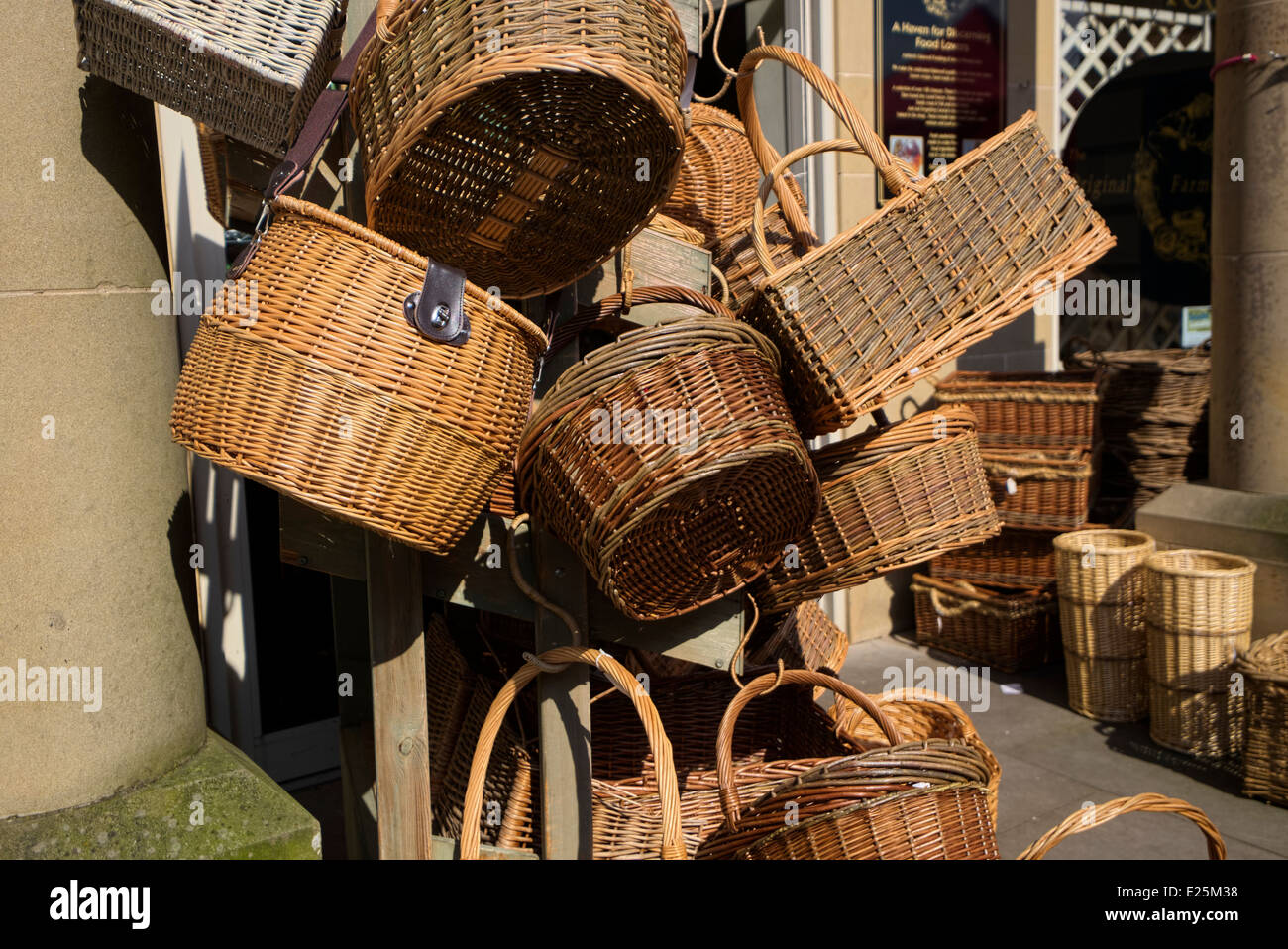Shop with hanging baskets hi-res stock photography and images - Alamy