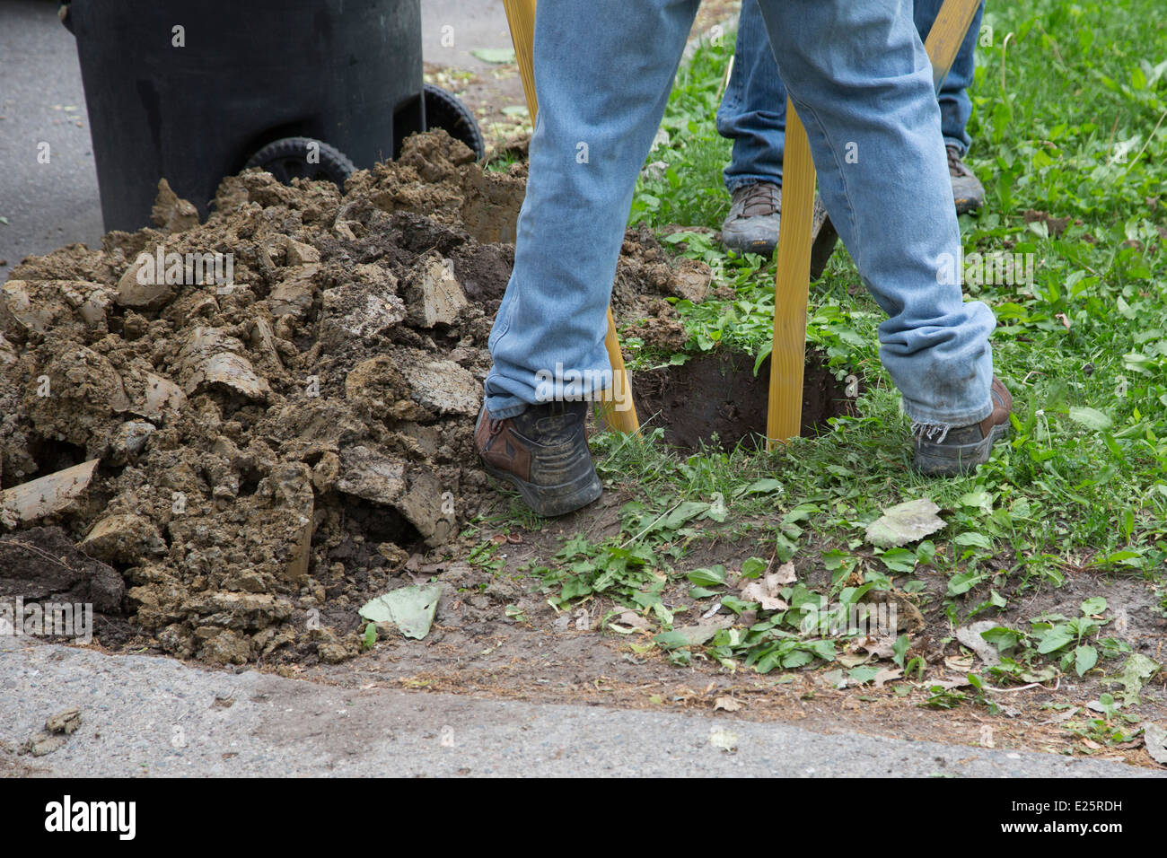 Worker digging hole hi-res stock photography and images - Alamy