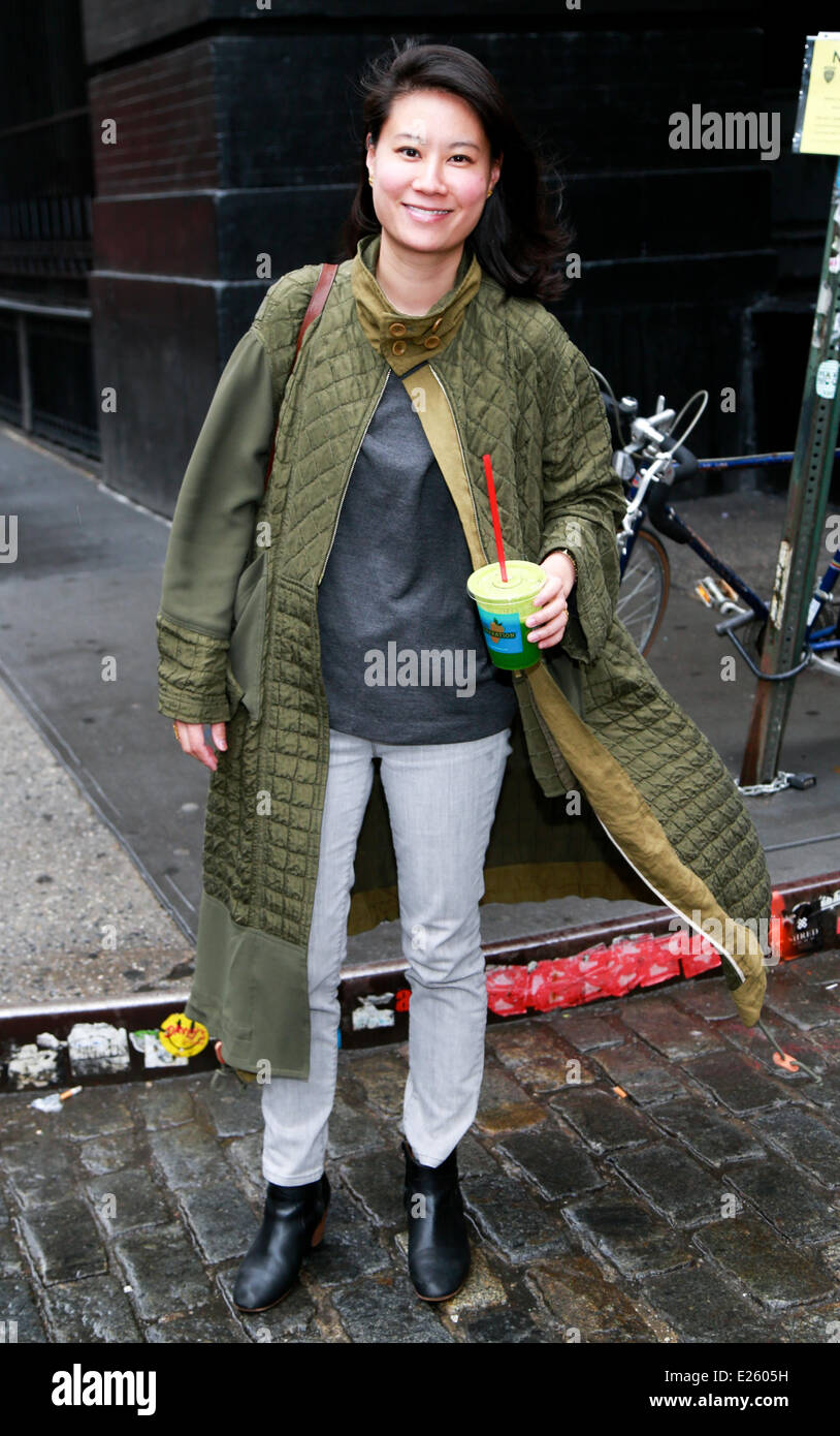 Susie walking in New York City - May 16, 2014 - Photo: Runway Manhattan ...