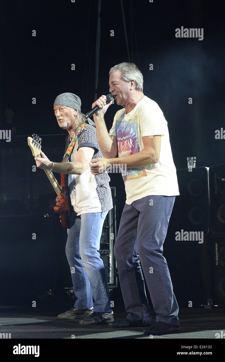 Roger glover of deep purple on stage hi-res stock photography and ...
